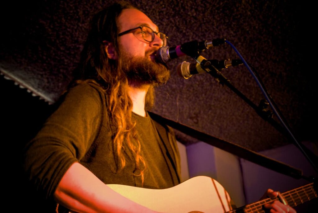 Singer-songwriter Florian Wolff jamt met zichzelf | KLANKGAT